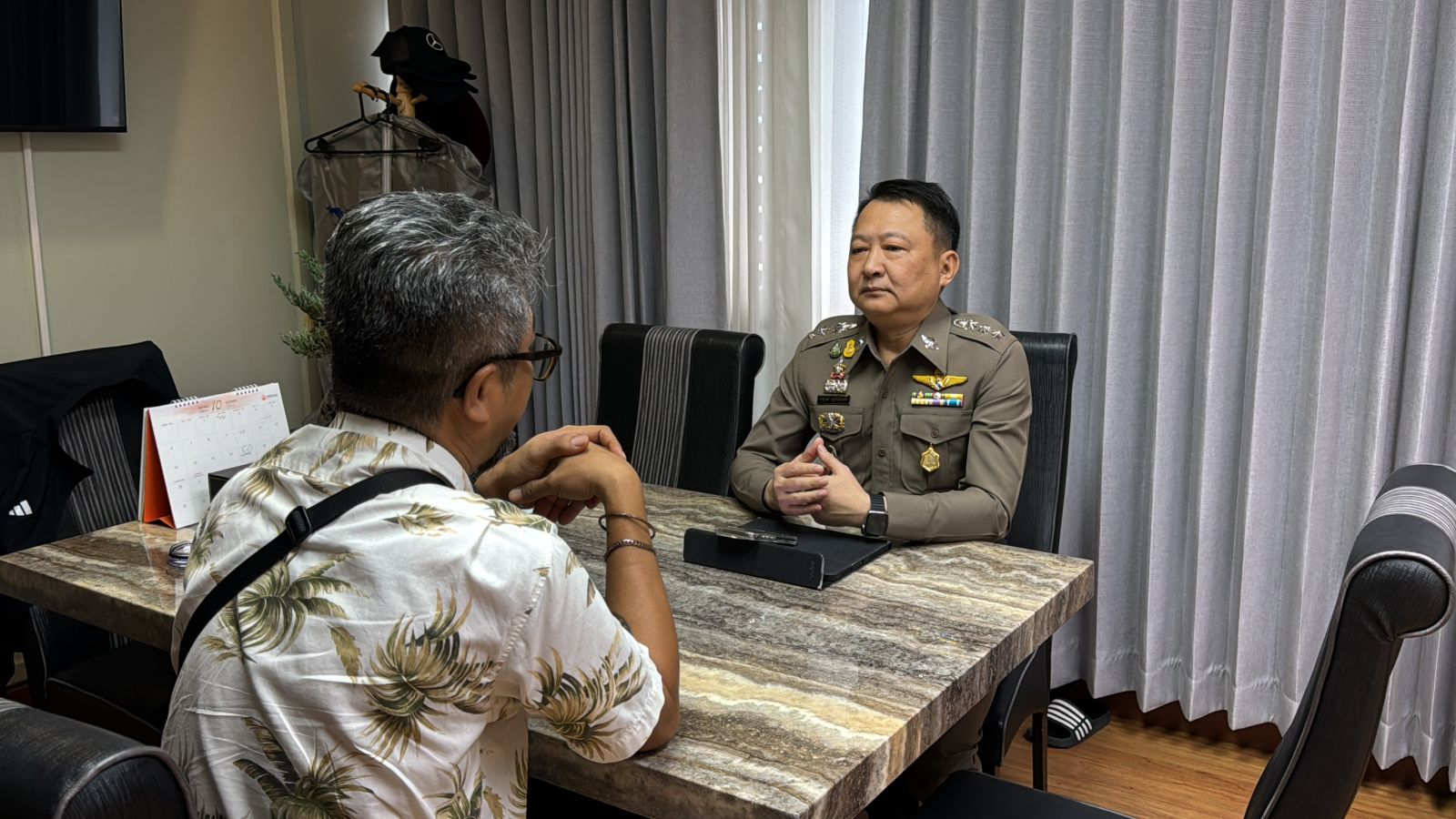 โซเชียลชื่นชม ตำรวจเมืองนนท์ ขี่จยย.ตามจับรถกระบะหนีด่านตรวจ สกัดจับกลางถนน