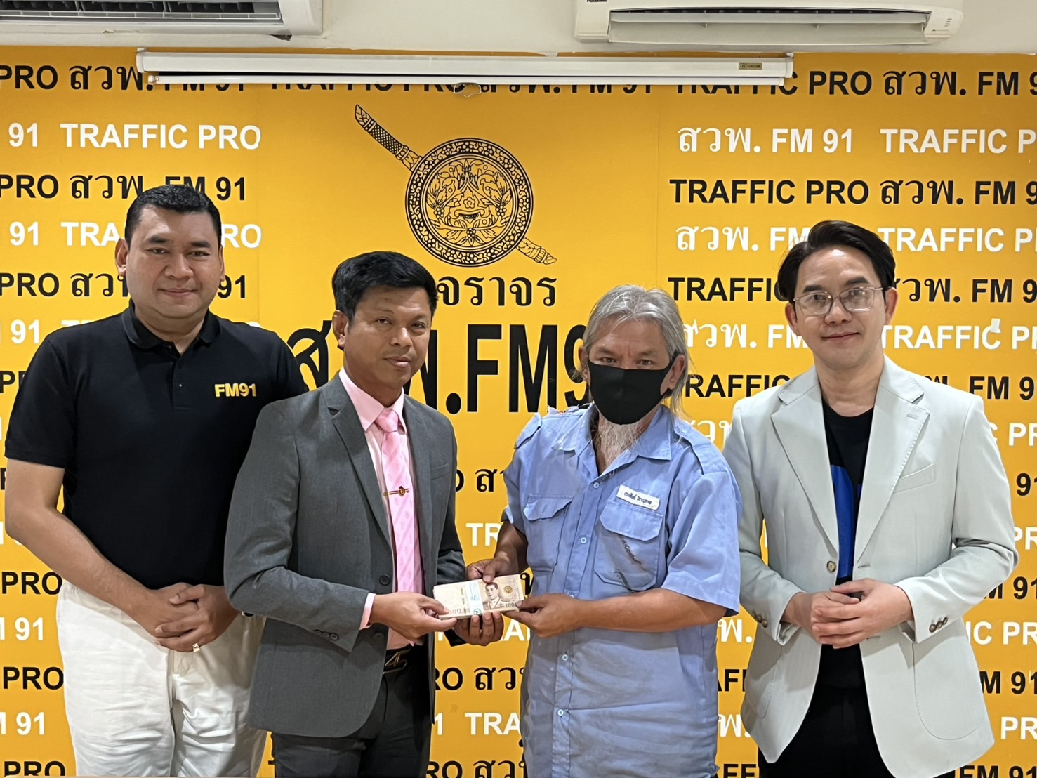 ชื่นชม! แท็กซี่คนดี เก็บเงินสด 5.5 หมื่น ประสาน สวพ.FM91 คืนเจ้าของคนไทย