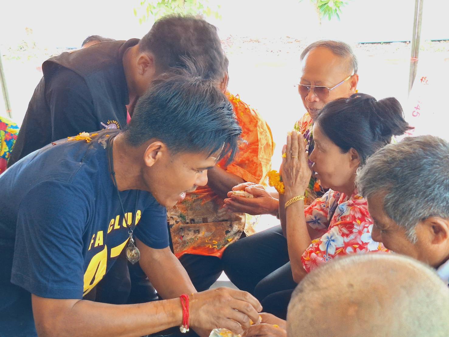 "รดน้ำดำหัว" จิตอาสาฯ สวพ.FM91 สงกรานต์ 2568