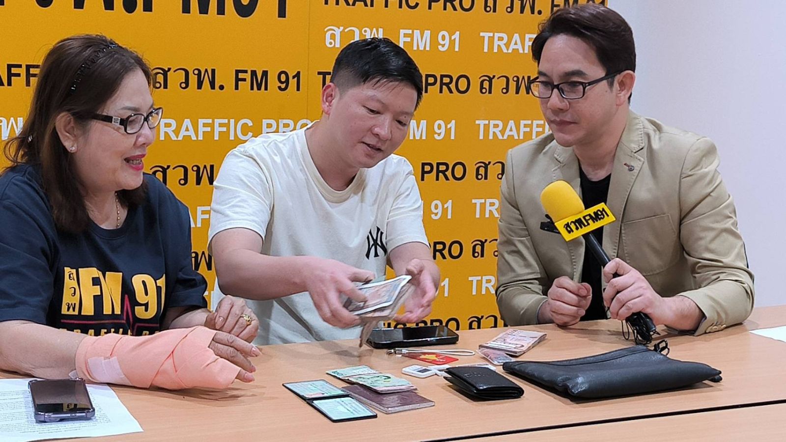 "ทำดีรับวันเเม่" พลเมืองดีเก็บเงินได้ กว่า 1.5 แสน ประสานสวพ.FM91 ส่งคืนชาวจีน อยากทำดีให้เเม่ภูมิใจ