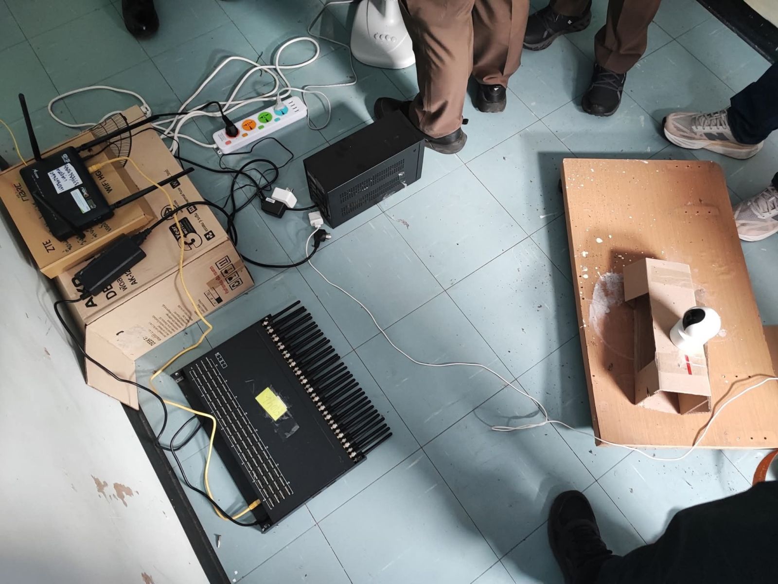 ขยายผลตรวจยึดเครื่องแปลงสัญญาณ (Sim Box) ของขบวนการแก๊งคอลเซ็นเตอร์กลาง ...