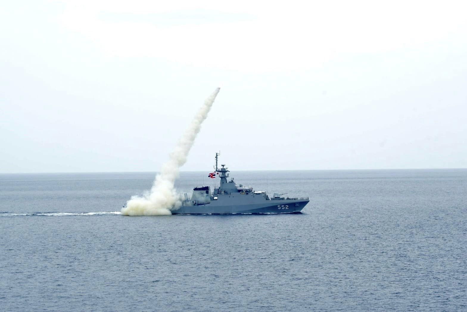 กองทัพเรือประสบผลสำเร็จใช้เรือรบที่ต่อเองยิงอาวุธปล่อยนำวิถีพื้นสู่พื้น ...