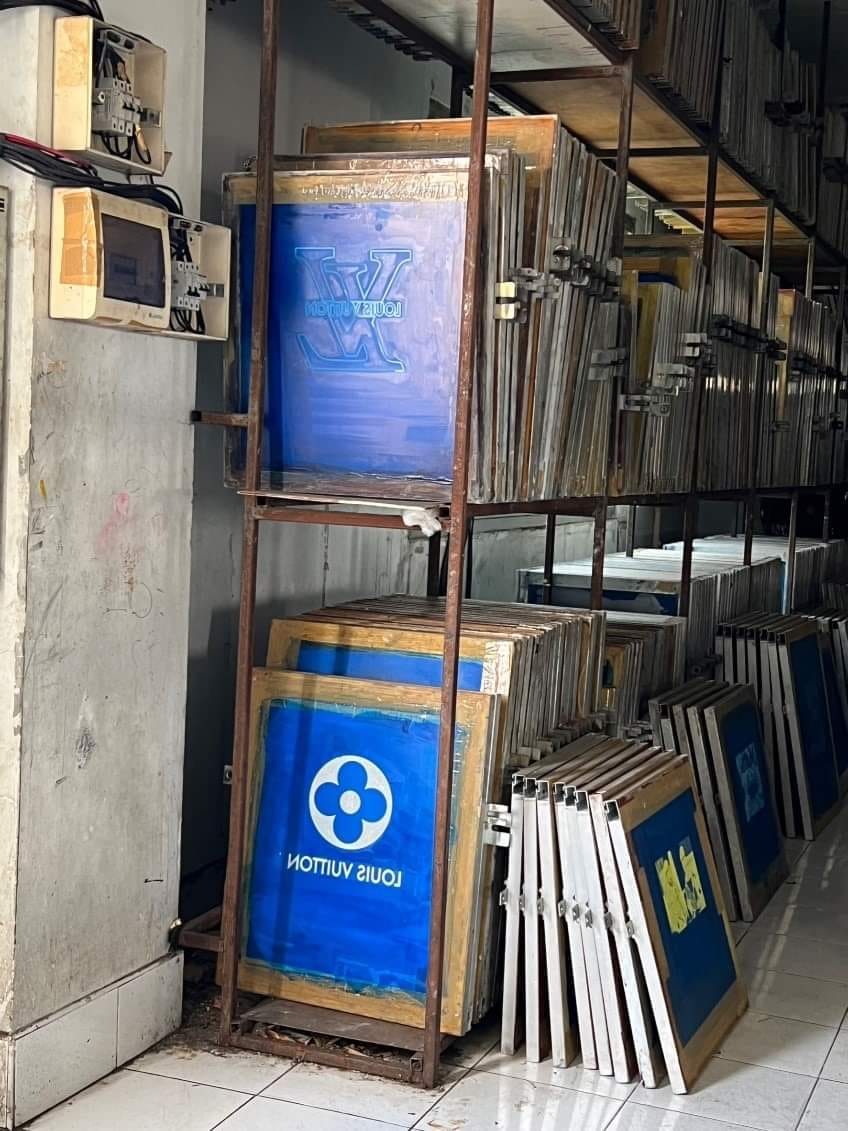 DSI บุกทลายโรงงานผลิตเสื้อผ้าปลอมแบรนเครื่องหมายการค้ารายใหญ่